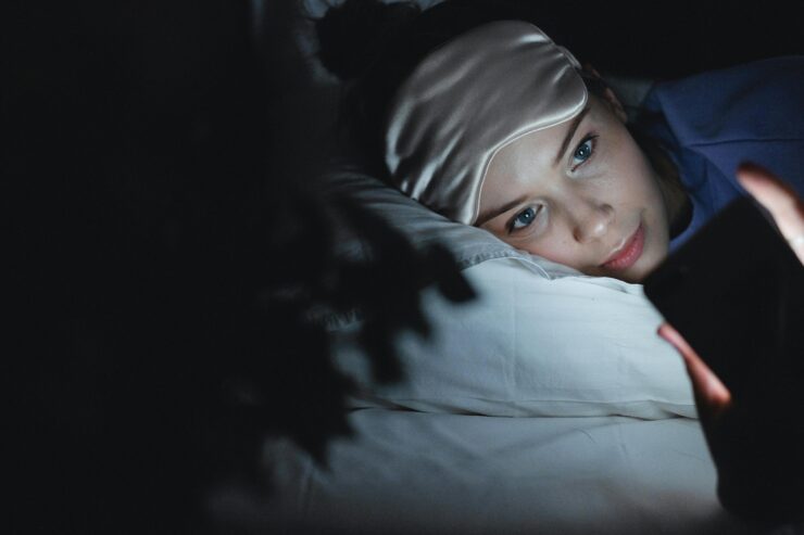 How Blue Light & Evening Technology Use Affects Your Sleep